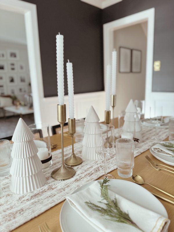 Sophisticated Winter Table Decorations That Will Give Guests Cozy Vibes ...