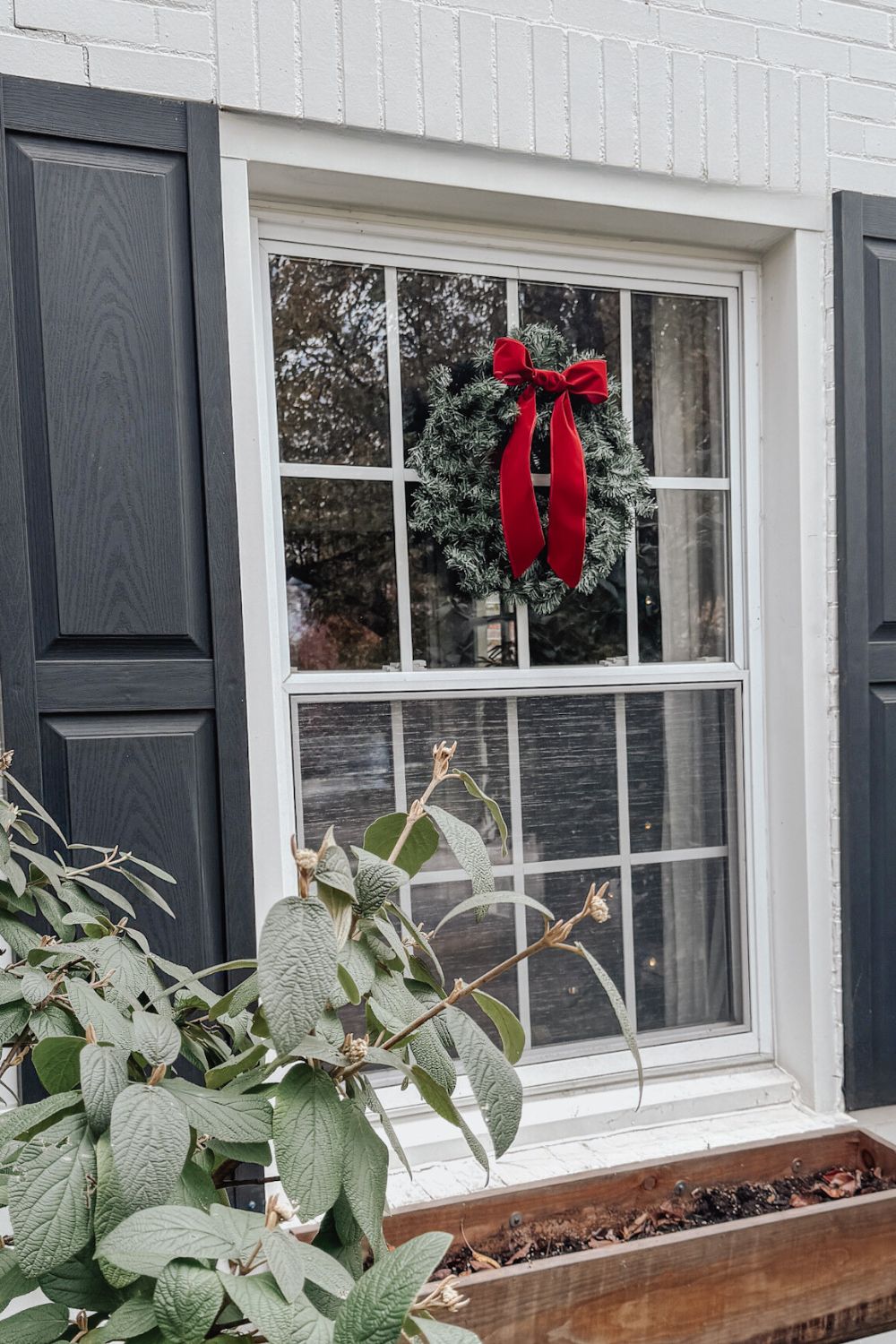 Hack for How to Hang a Wreath on a Window Outside - hostessology