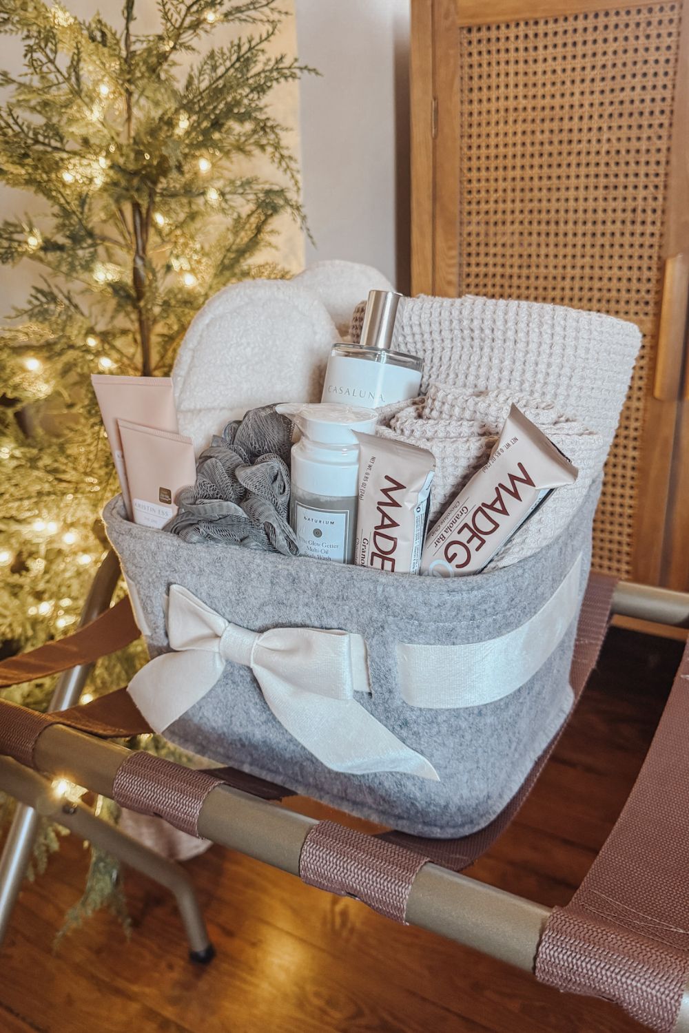 Useful & Pretty Guest Welcome Basket Ideas - hostessology